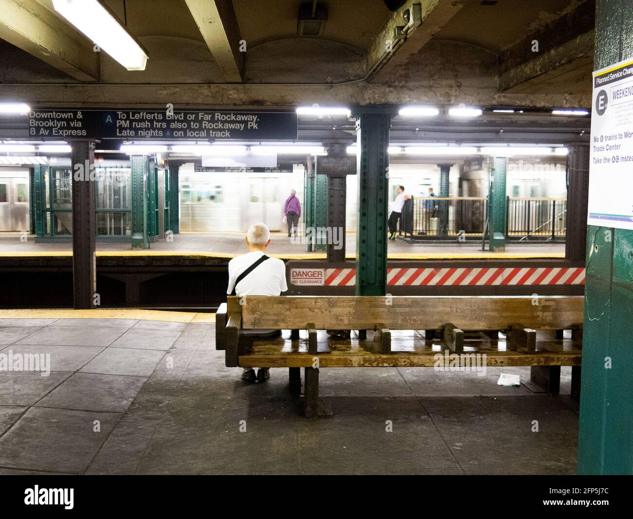 Nyc subway platform hi-res stock photography and images - Alamy