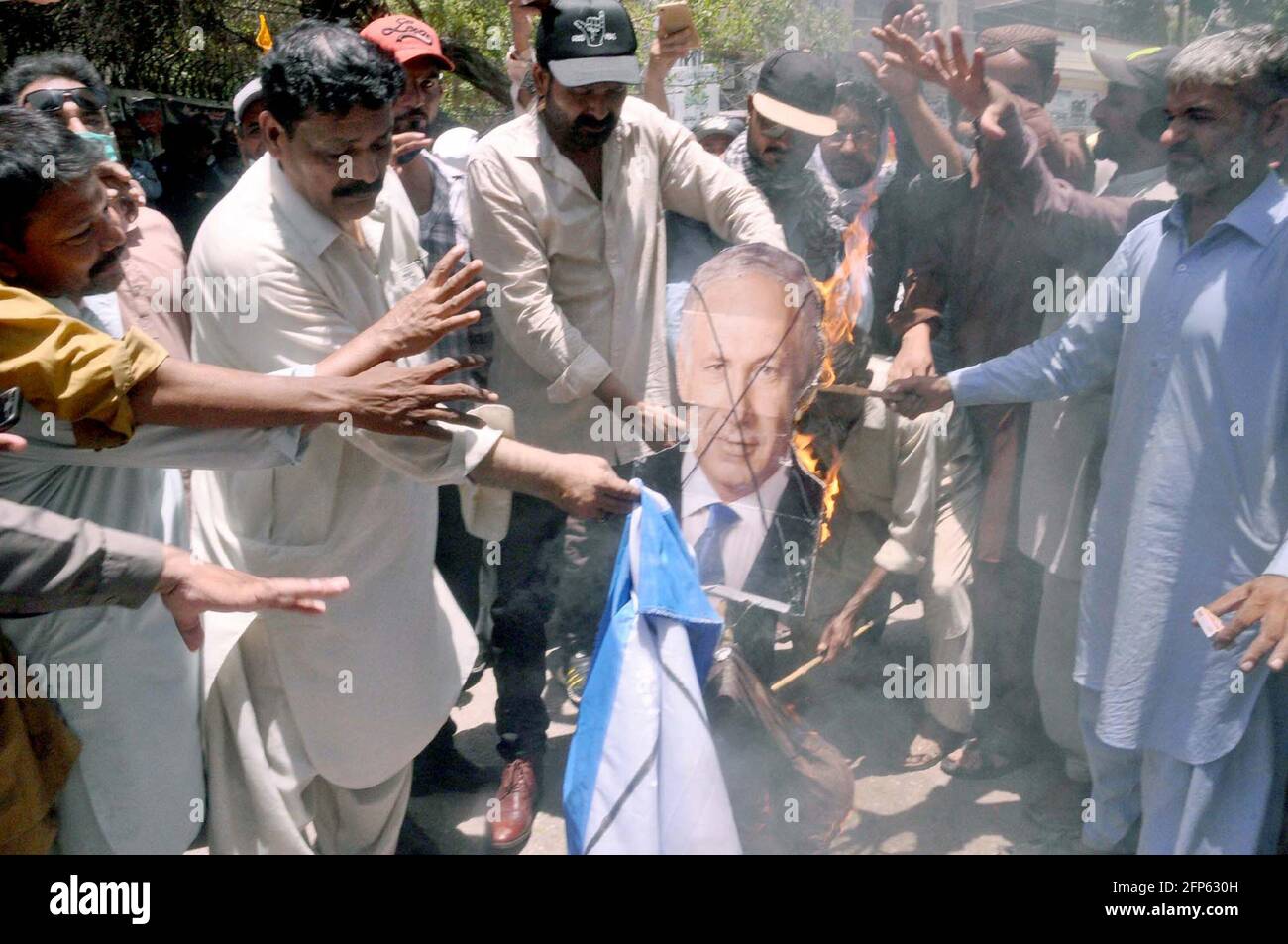 Pakistan flag burn hi-res stock photography and images - Alamy
