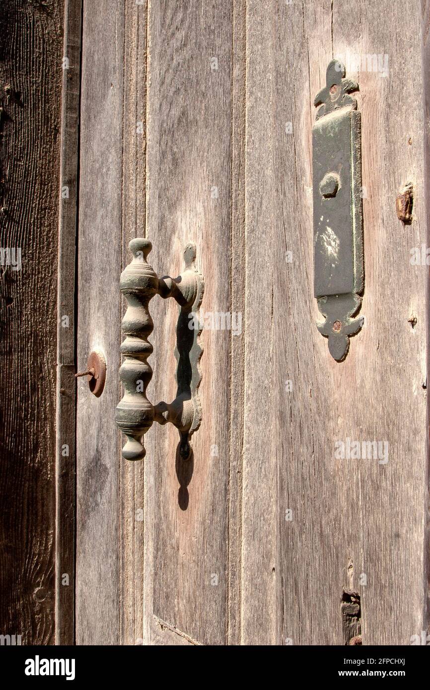 old ottoman wooden door with metal handle knocker Stock Photo - Alamy