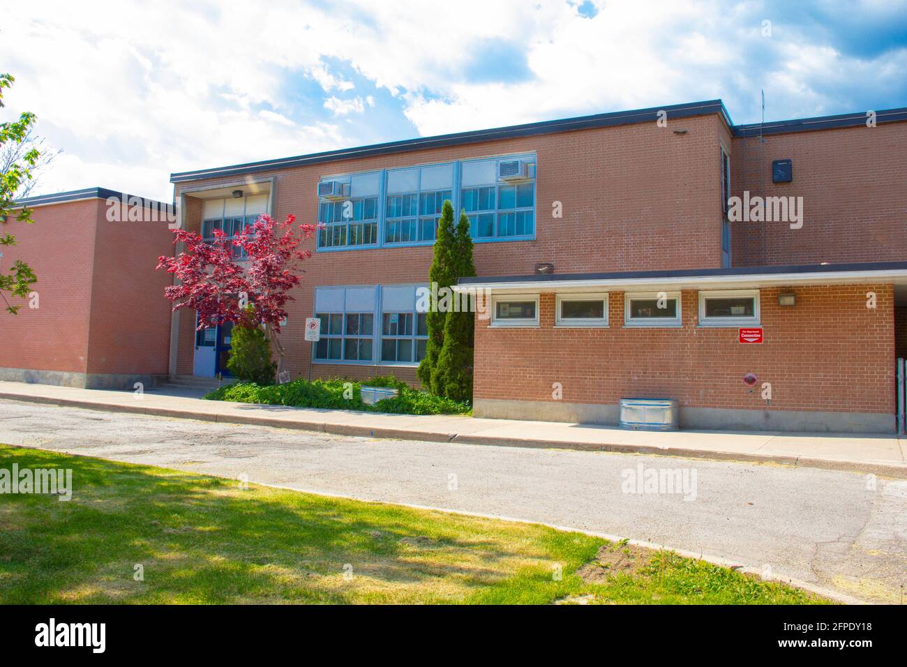 Suburban public elementary school Stock Photo - Alamy