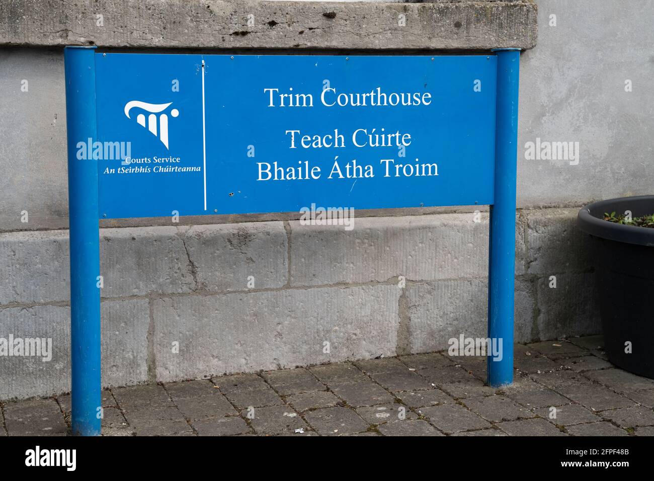 Sign at the entrance to Trim Courthouse Stock Photo - Alamy