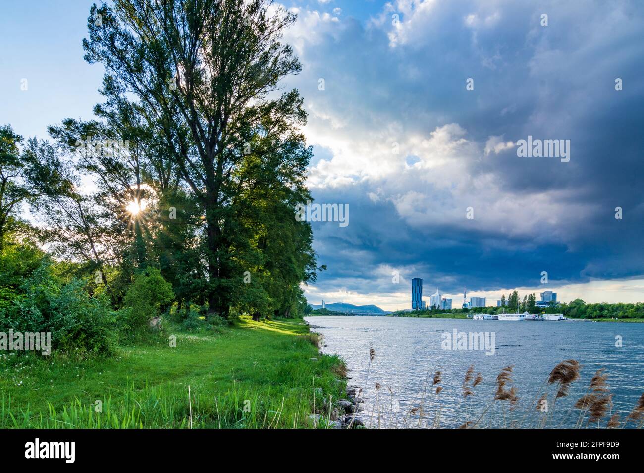 Wien, Vienna: river Neue Donau (New Danube), island Donauinsel (left ...