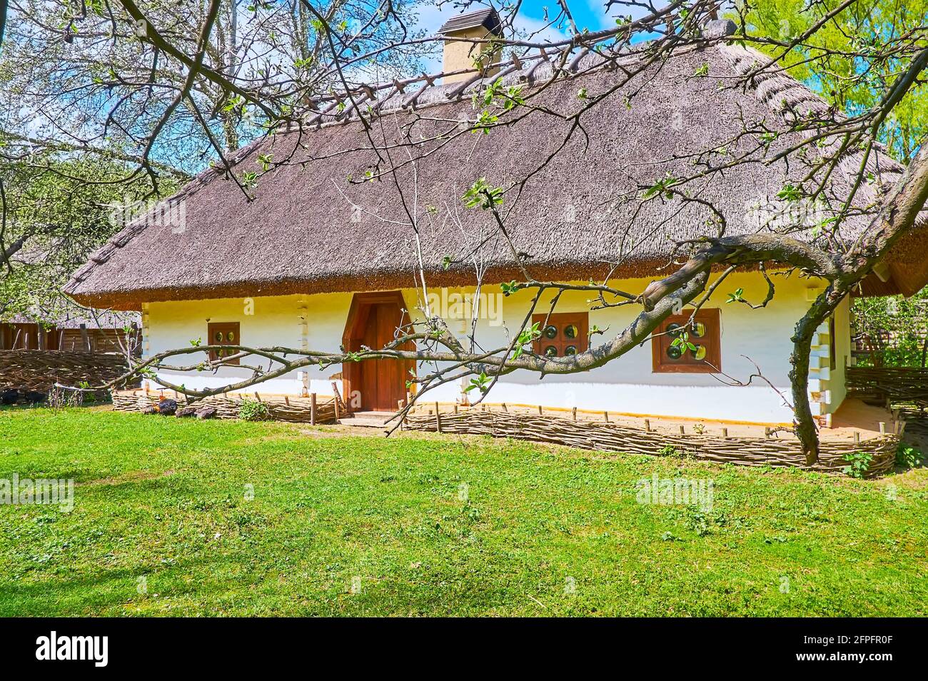 Ukrainian house with thatched roof hi-res stock photography and images ...