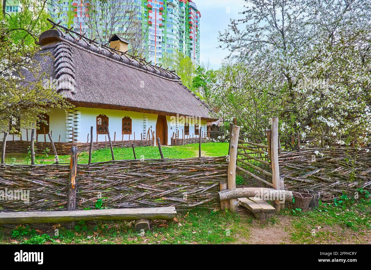 Ukrainian house with thatched roof hi-res stock photography and images ...