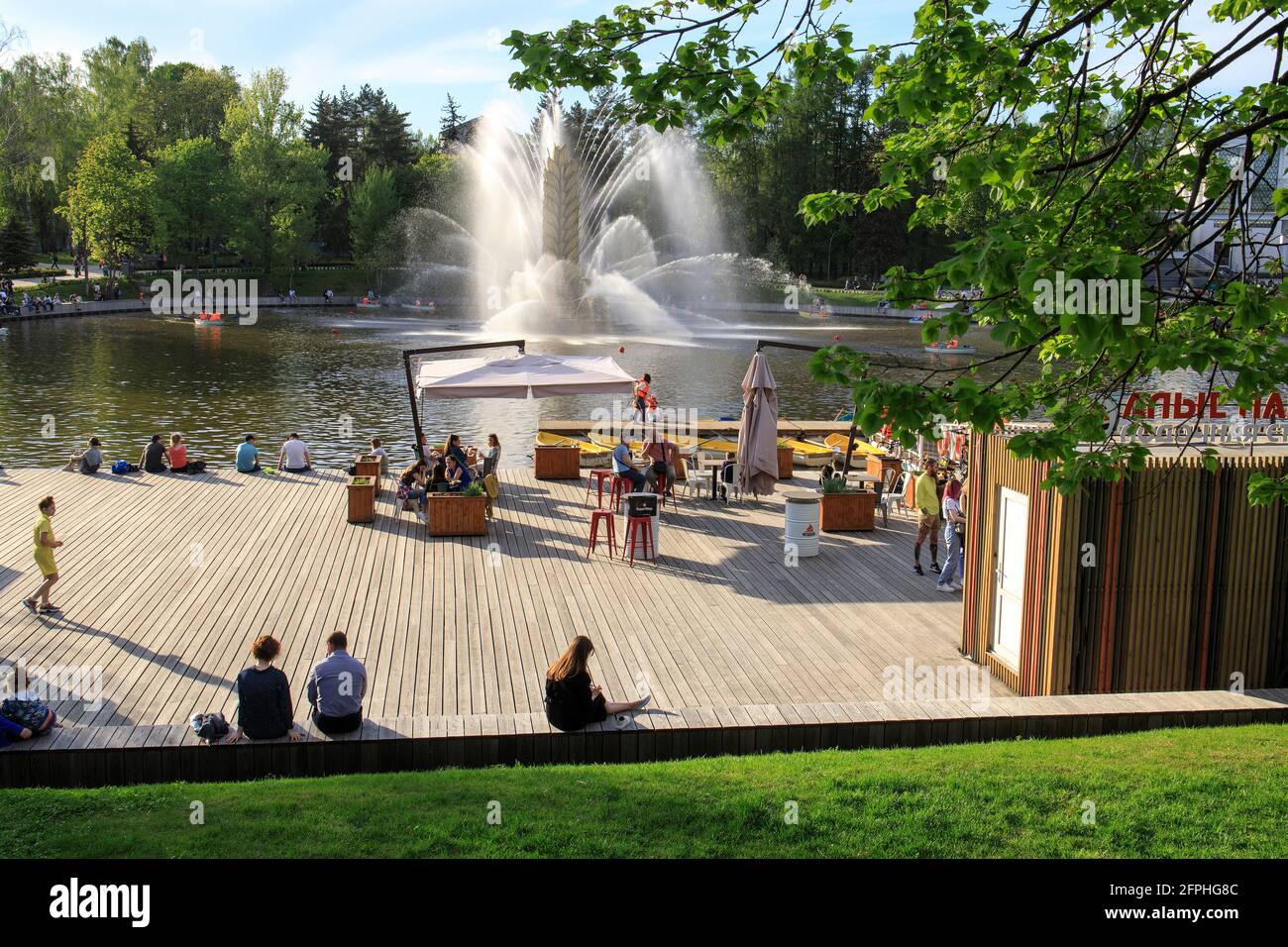 Moscow, Russia - 19 May, 2021 Legendary Soviet fountain "Zolotoy Kolos ...
