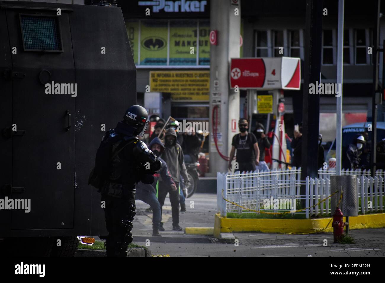 Riot police try to disband demostrators with tear gas and stunt ...