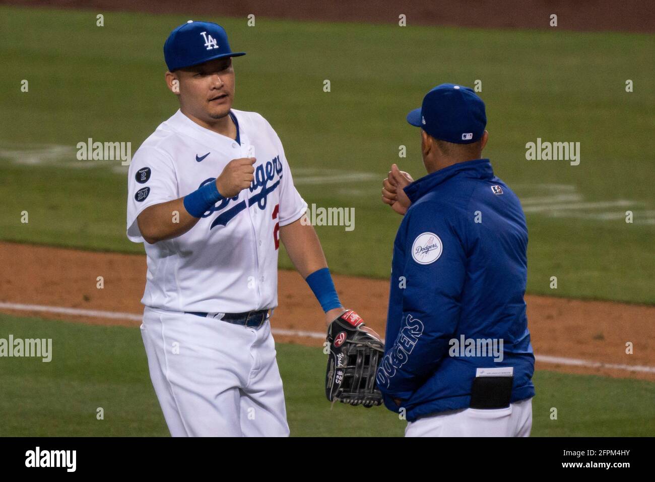 Los Angeles Dodgers first baseman Yoshi Tsutsugo (28) and manager Dave ...