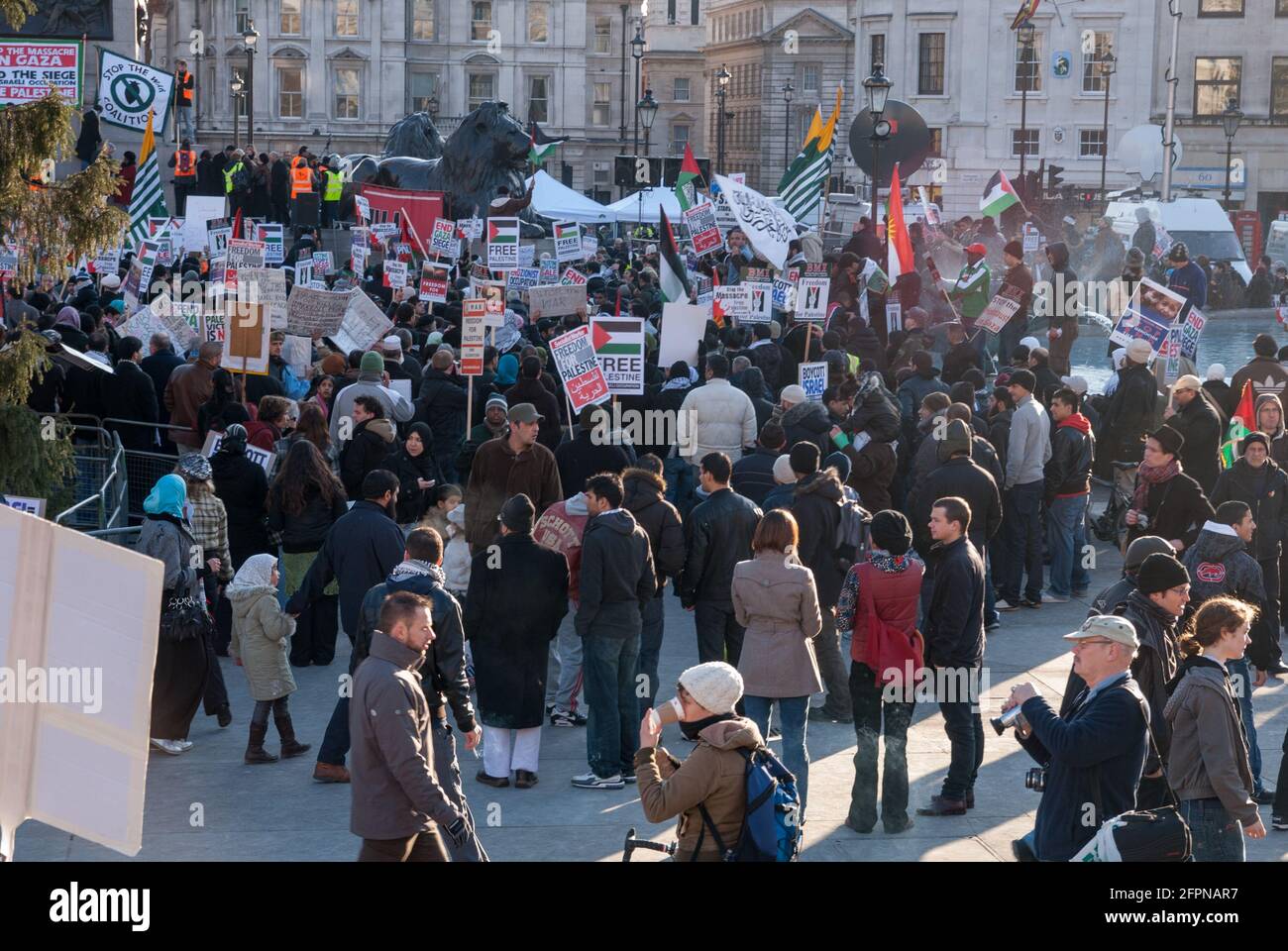 Free palestine placards hi-res stock photography and images - Alamy