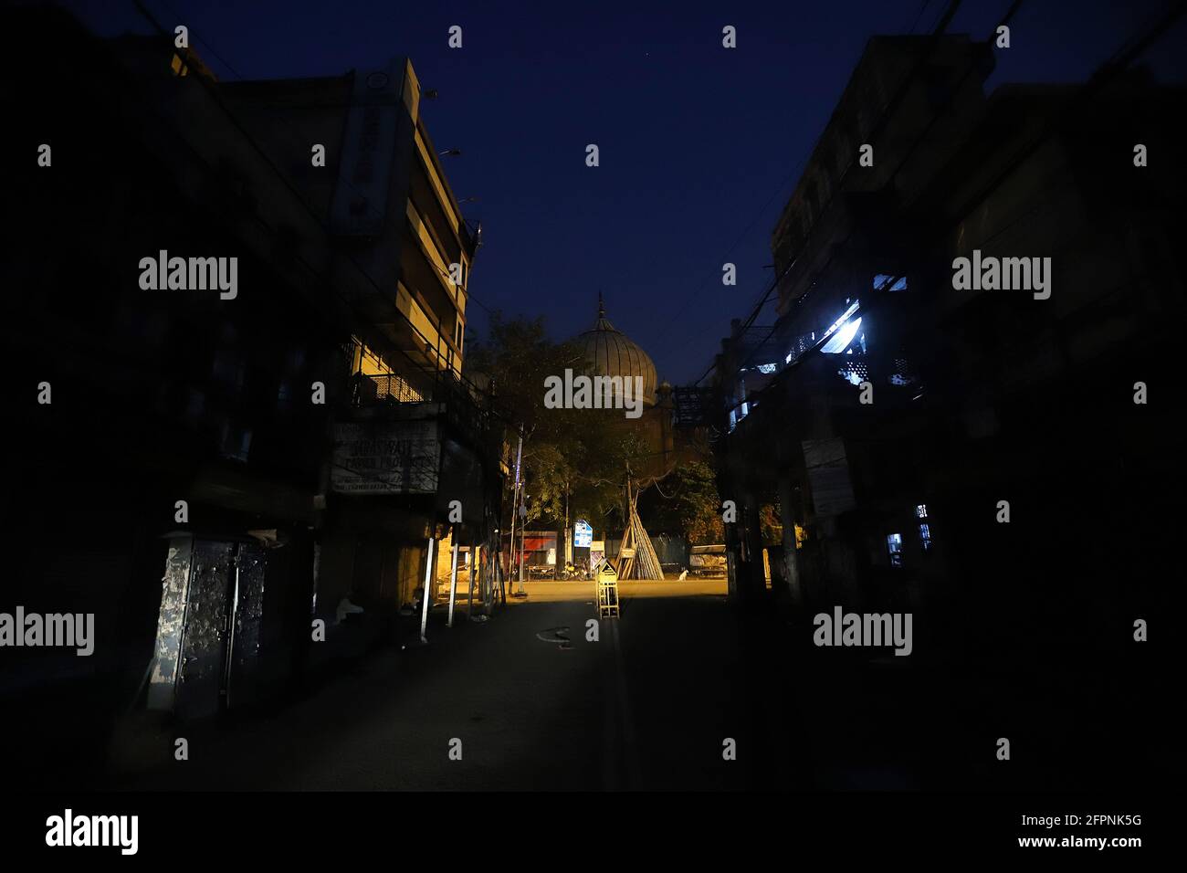 New Delhi, India. 20th May, 2021. A view of a closed market around Jama ...