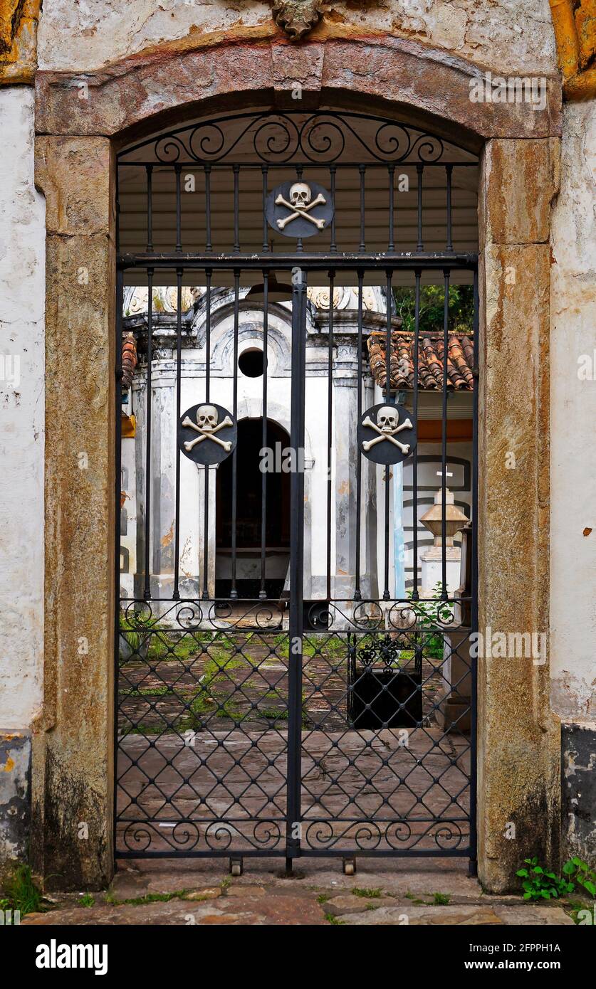 Gate entrance to cemetery hi-res stock photography and images - Alamy