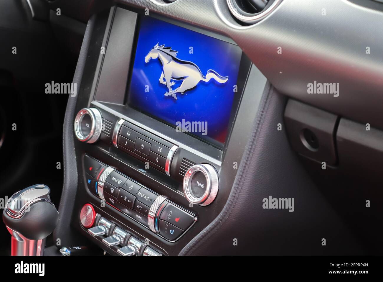 View into the cockpit at the instruments of a Ford Mustang Model 2018 ...