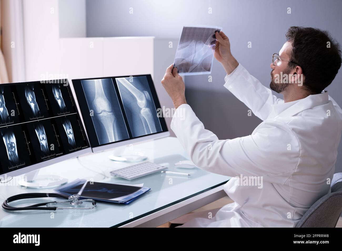 Doctor Screening Knee Bone X Ray On Computer Stock Photo - Alamy