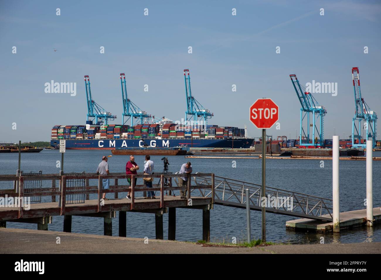 (210520) -- NEW JERSEY (U.S.), May 20, 2021 (Xinhua) -- CMA CGM Marco ...