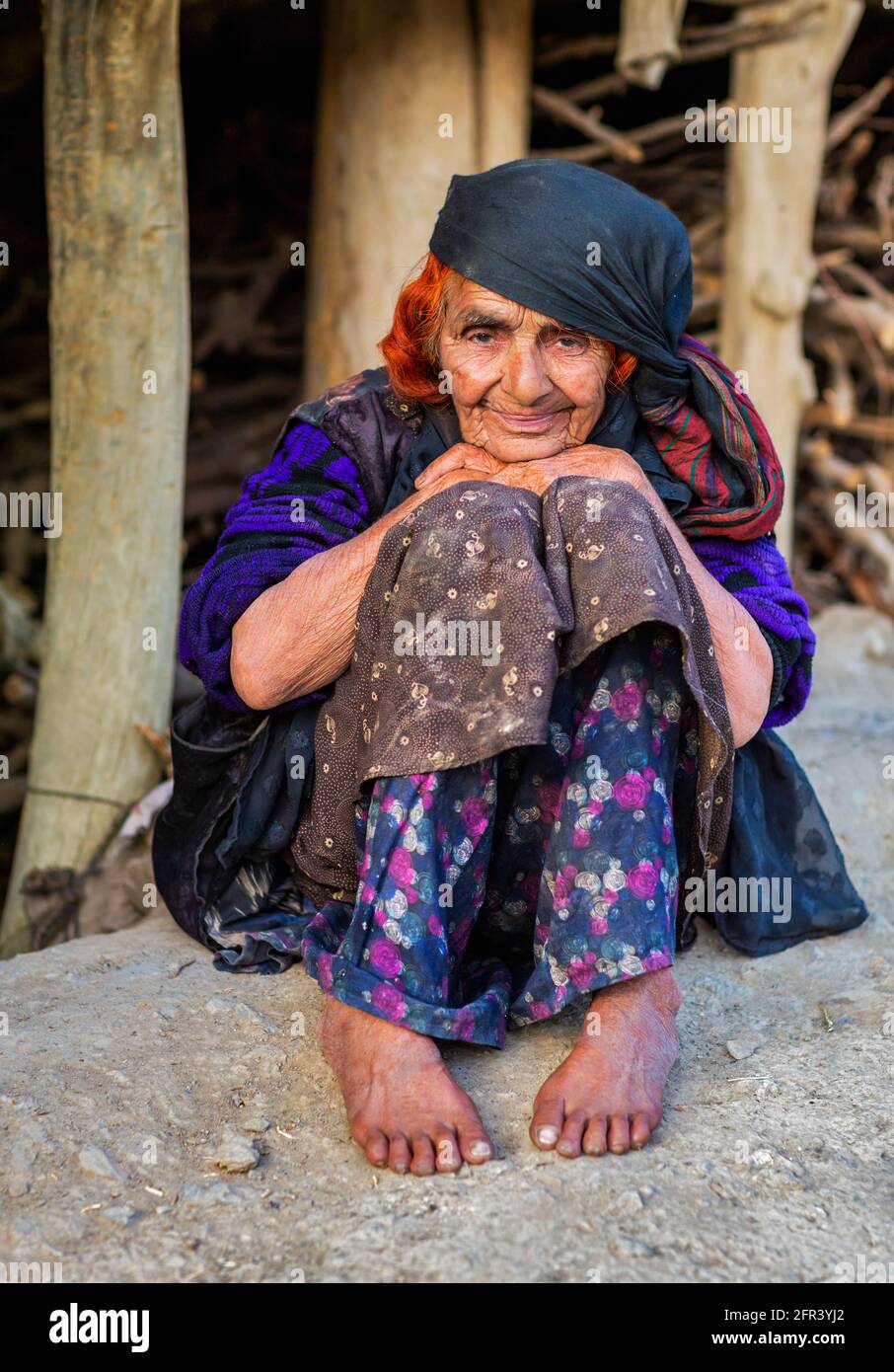 Old iranian woman portrait hi-res stock photography and images - Alamy