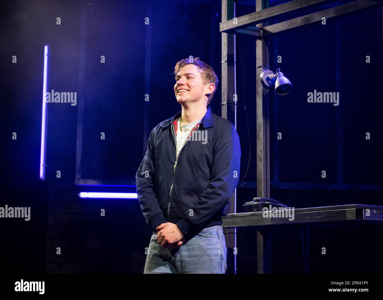 Curtain call stage hi-res stock photography and images - Alamy