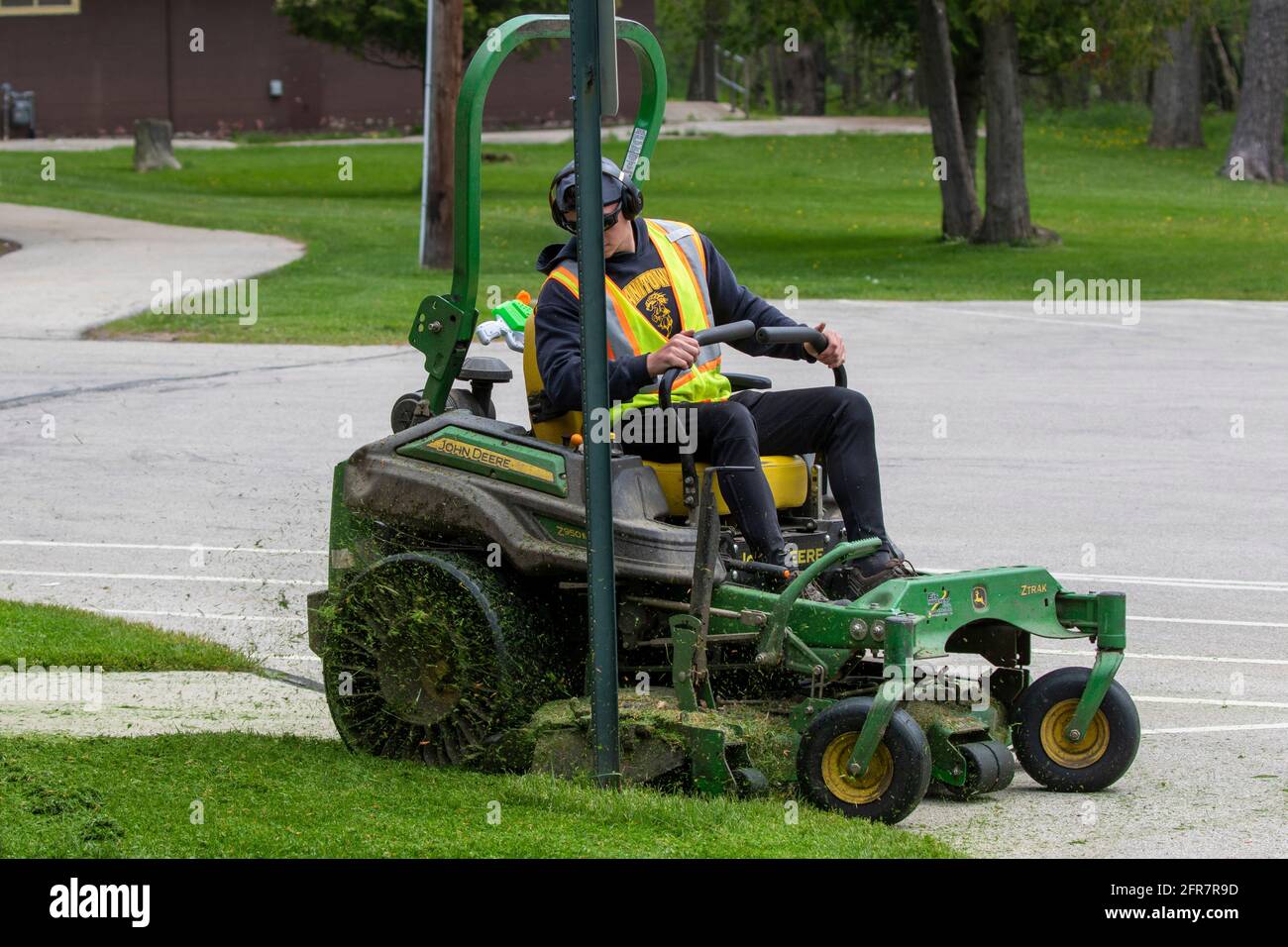 Lawnmower mowing grass tractor hi-res stock photography and images - Alamy