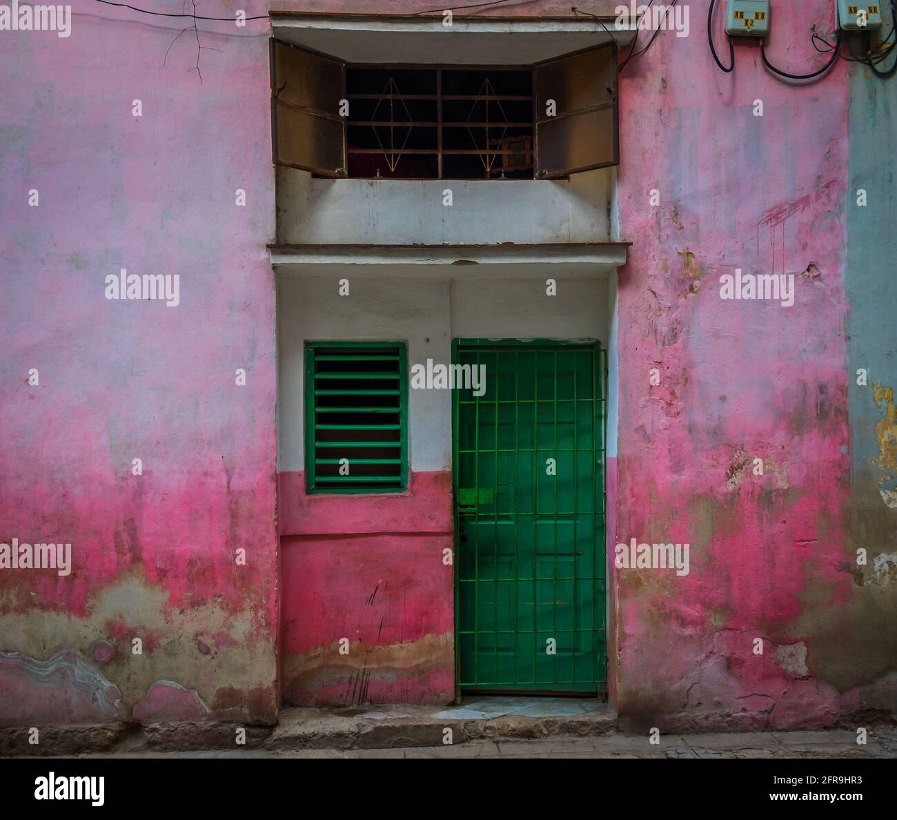Old town havana wall hi-res stock photography and images - Alamy