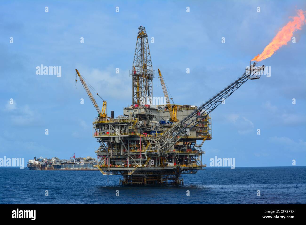 Oil rig atlantic ocean hi-res stock photography and images - Alamy