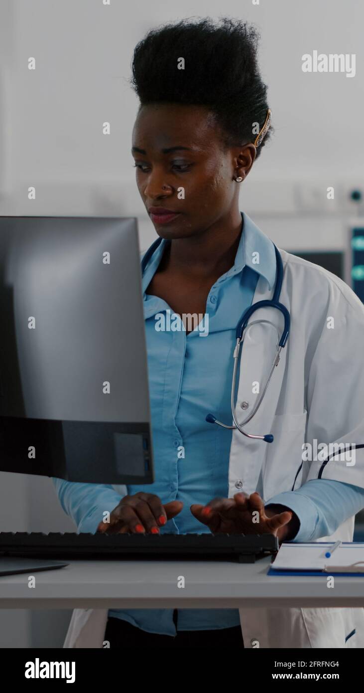 Doctor nurse using oxygen tube hi-res stock photography and images - Alamy