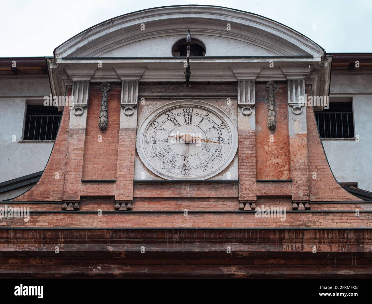 Hospital wall clock hi-res stock photography and images - Alamy
