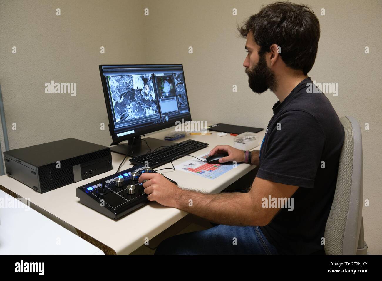 Scientist using an electron microscope hi-res stock photography and ...