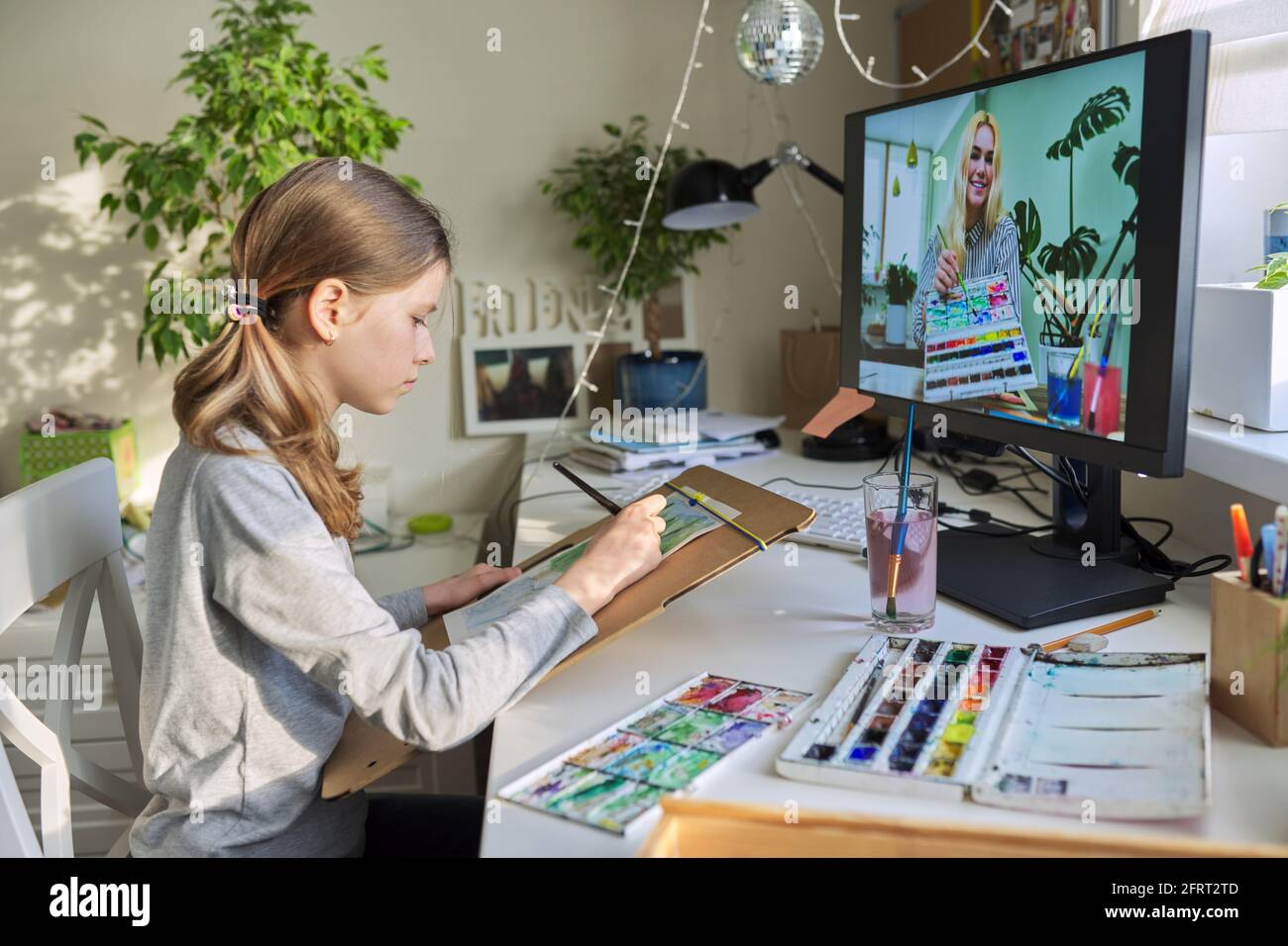Creative online drawing lesson. Girl child drawing with watercolors ...