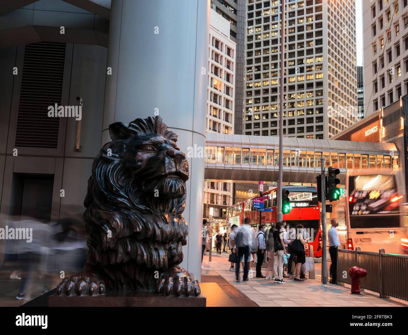 The famous lions in front of the HSBC bank, Central financial district ...