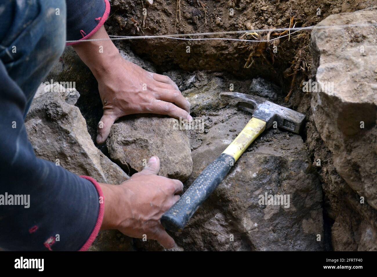 Stonemason working stone hammer hi-res stock photography and images - Alamy