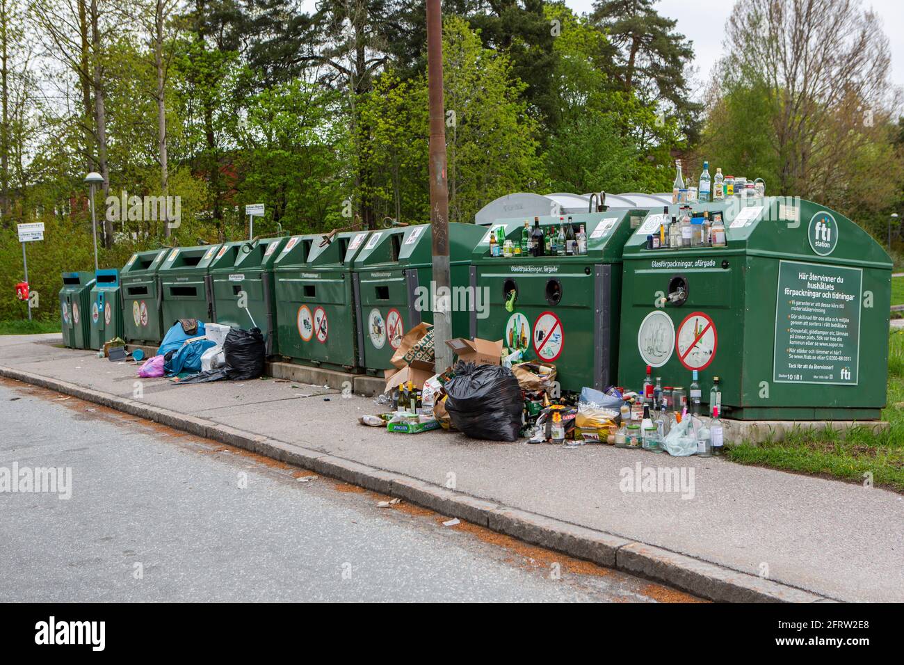 People throw rubbish outside the containers Stock Photo - Alamy