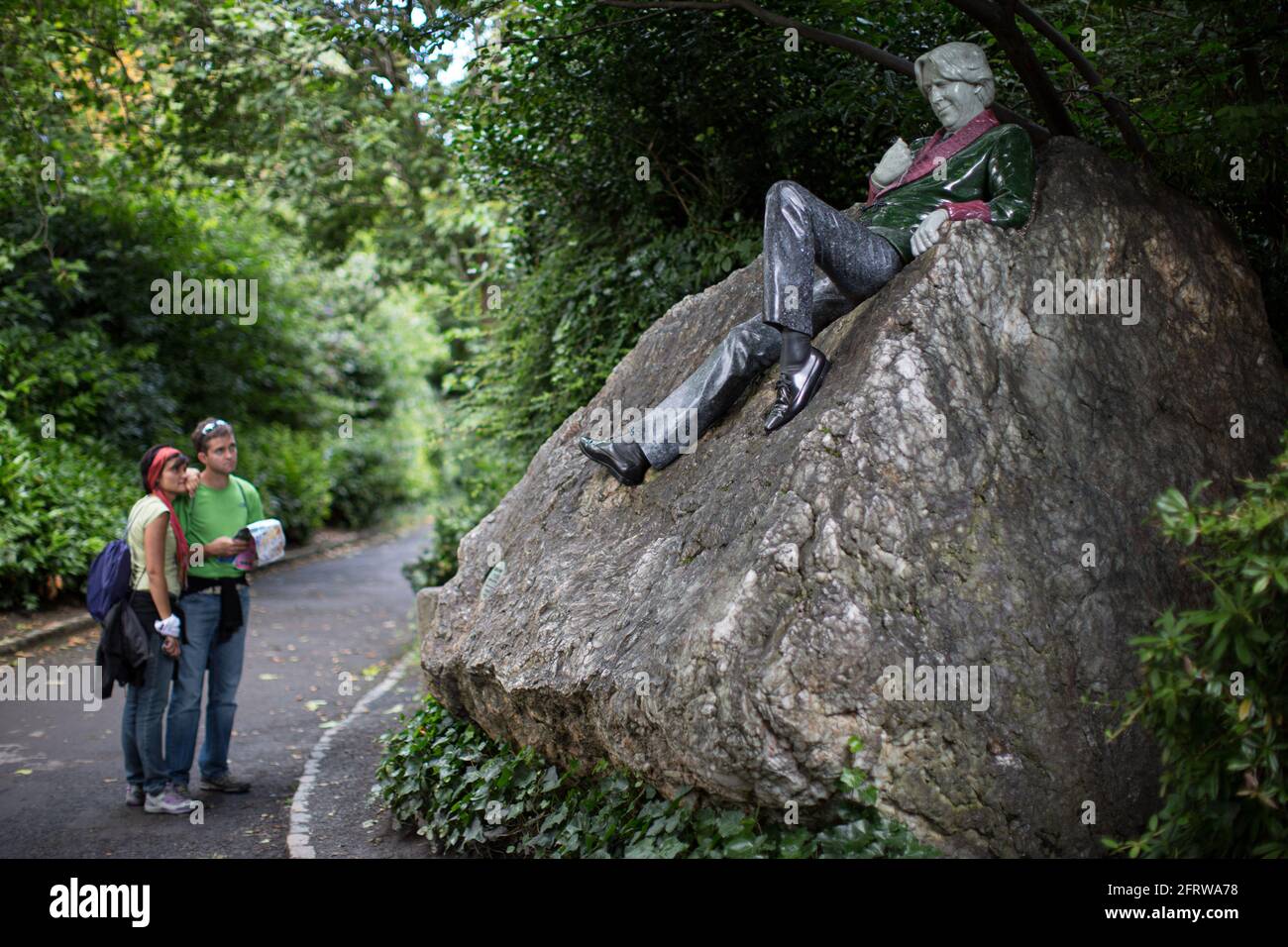 Oscar Wilde statue in Merrion Square, Dublin, Ireland Stock Photo - Alamy