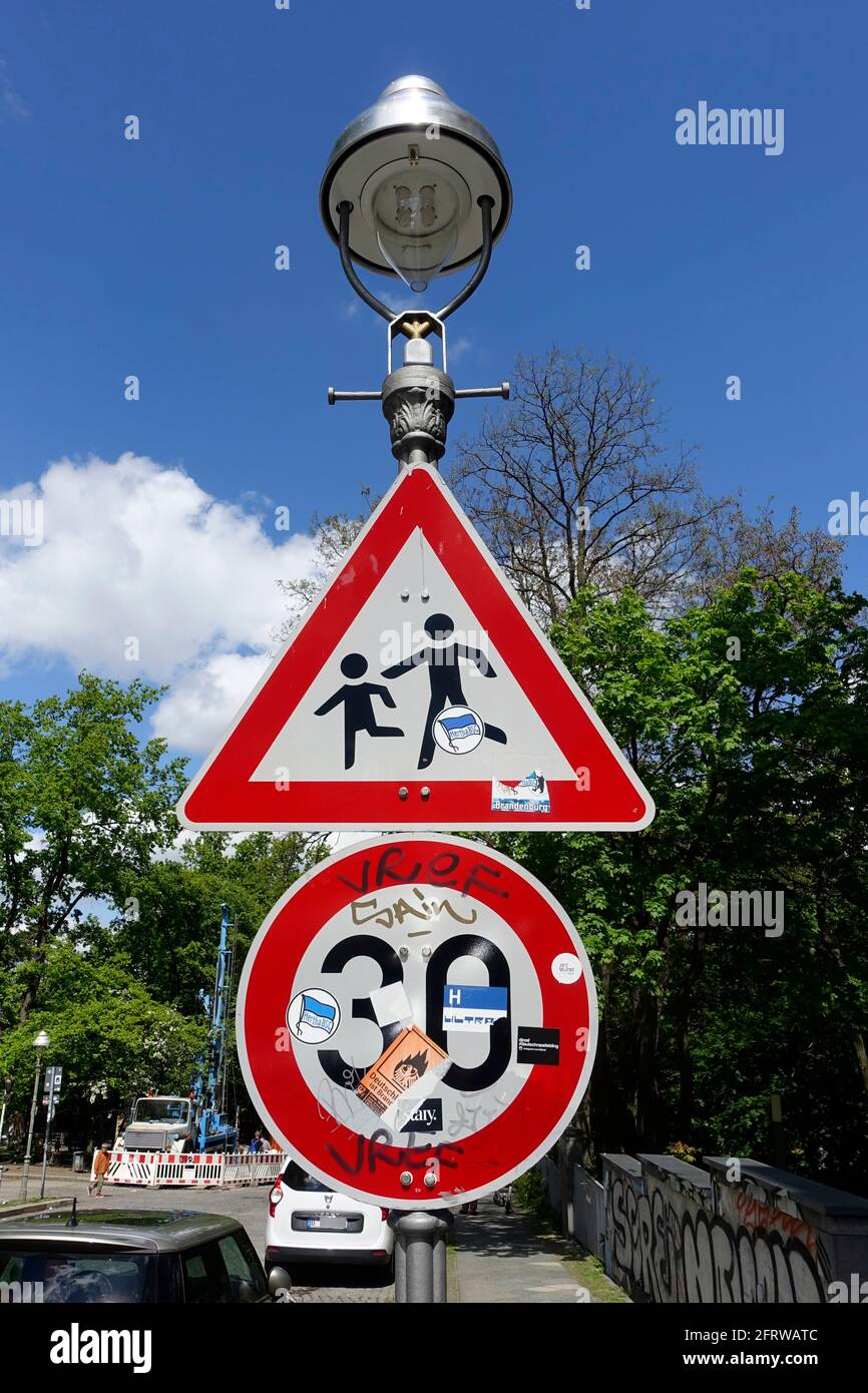 Old round speed limit sign hi-res stock photography and images - Alamy