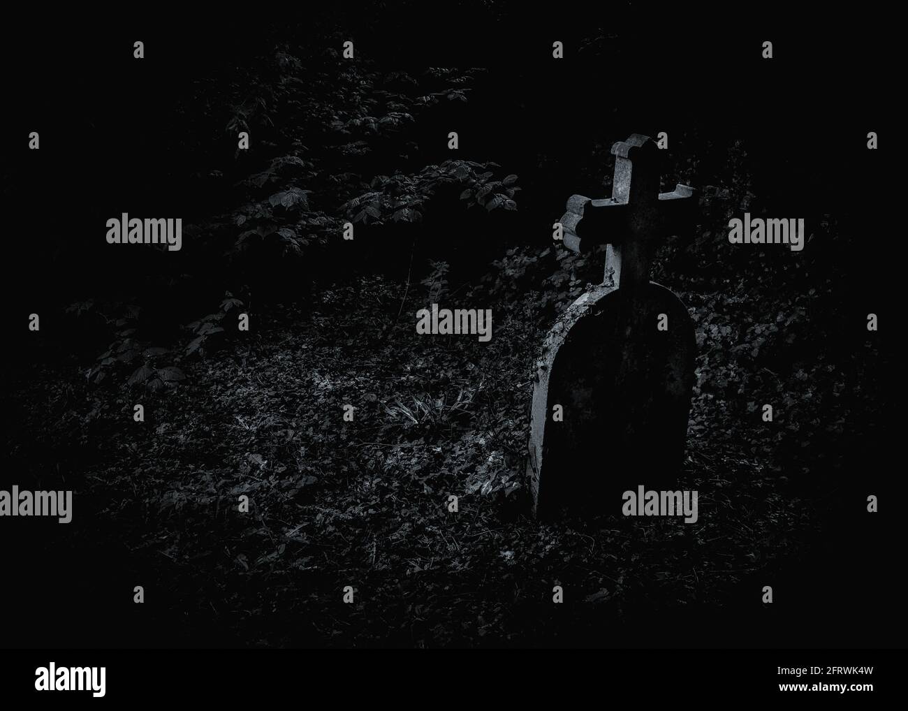 Spooky gravestone hi-res stock photography and images - Alamy