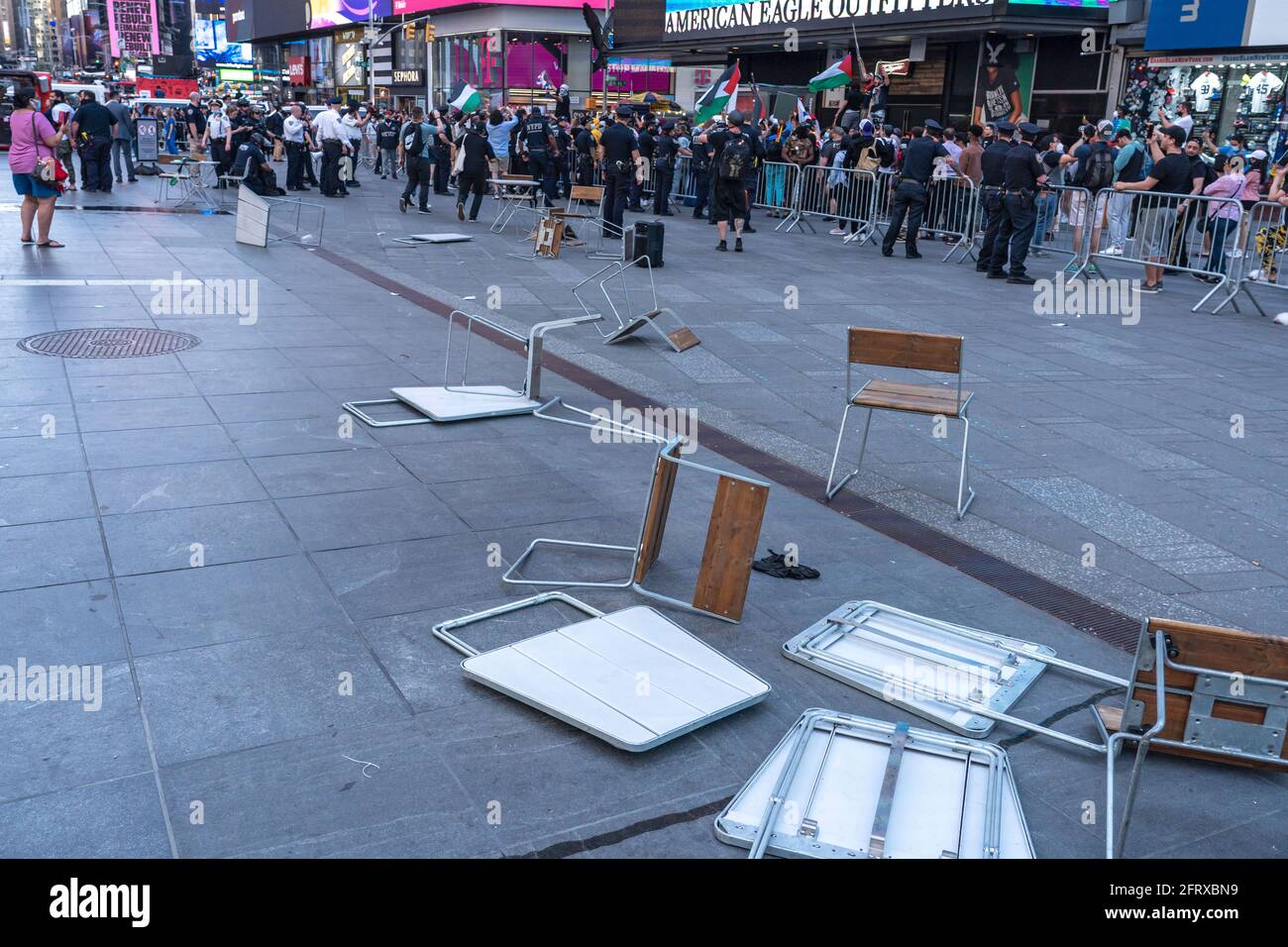 Broken chairs hi-res stock photography and images - Alamy