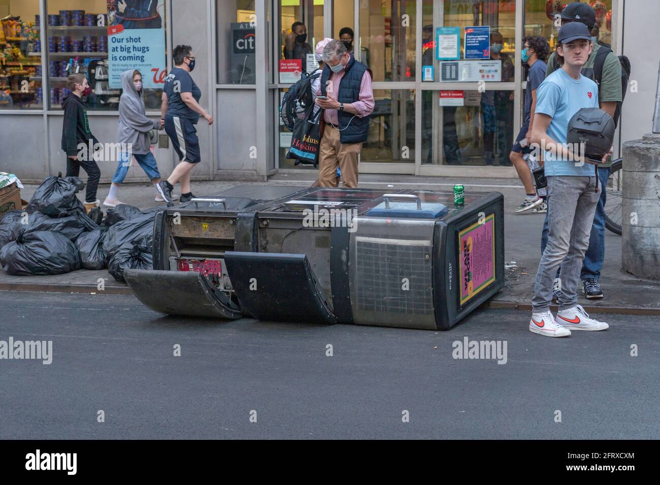 Trash recycling units hi-res stock photography and images - Alamy