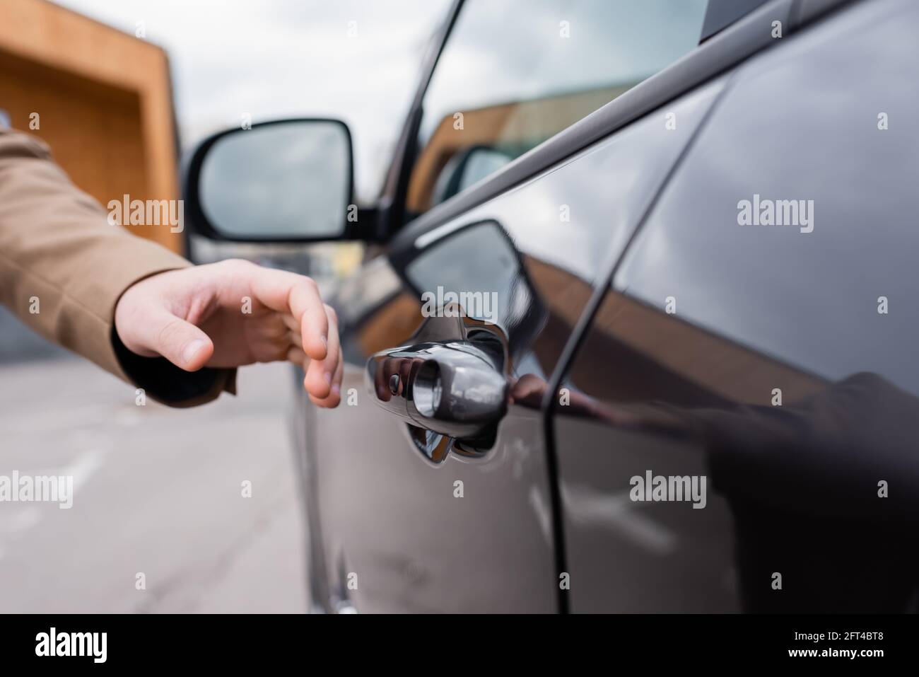 Man reaching car door hi-res stock photography and images - Alamy