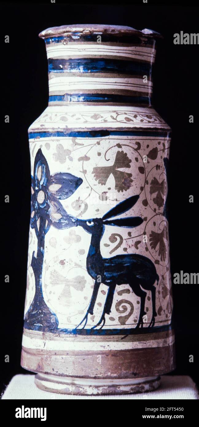 Albarelo de cerámica de Manises, siglo XV. Museu de Ceràmica de ...