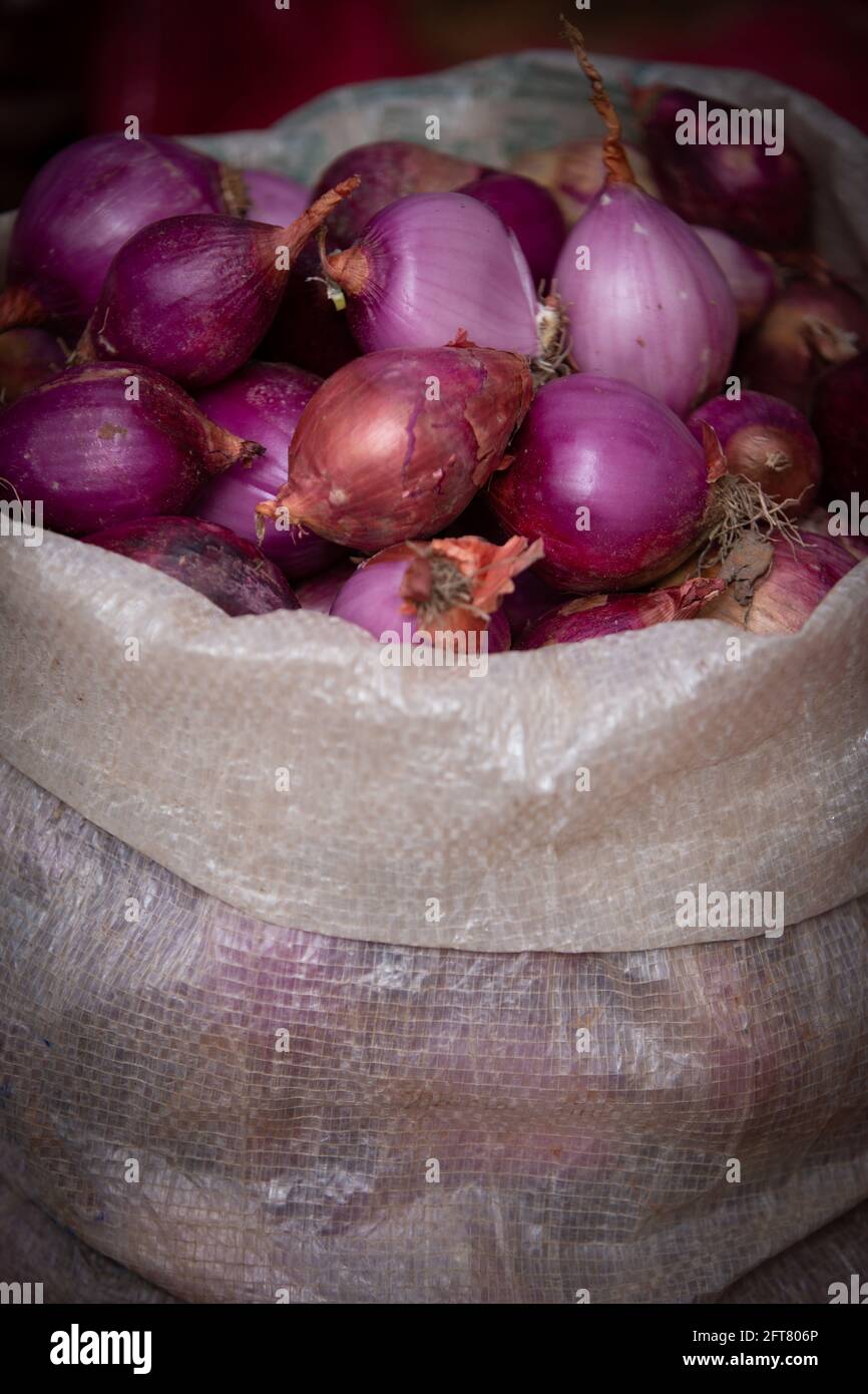 Bag of Organic Shallots from a farmers market Stock Photo - Alamy