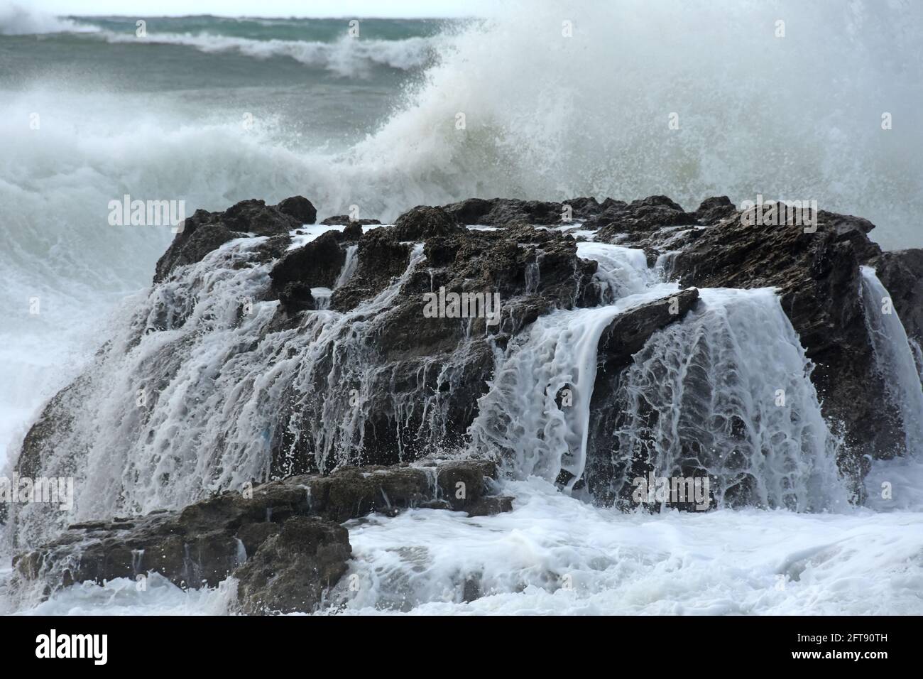 Wave break on rock hi-res stock photography and images - Alamy