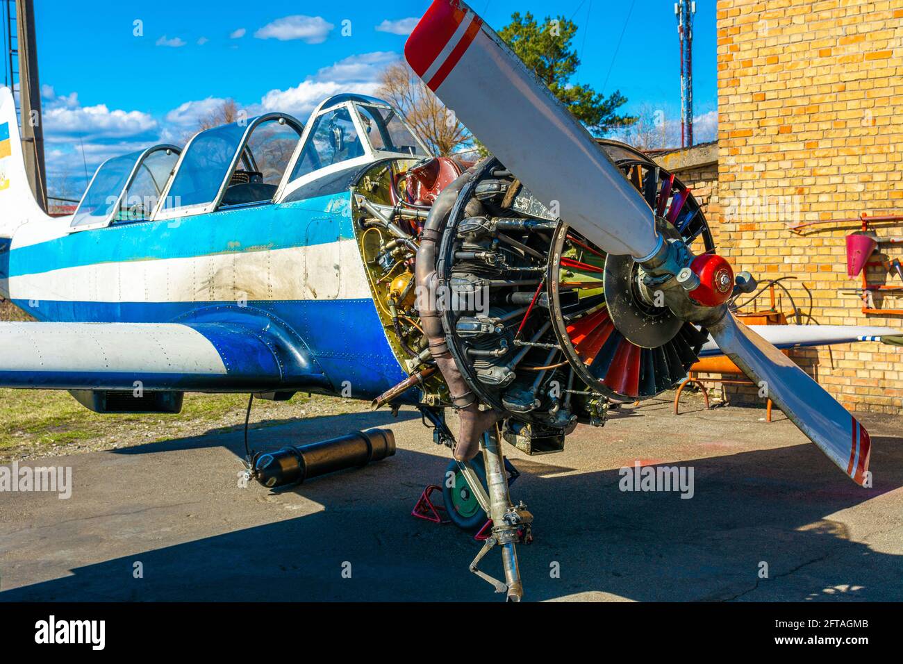 Aircraft repair hangar hi-res stock photography and images - Alamy