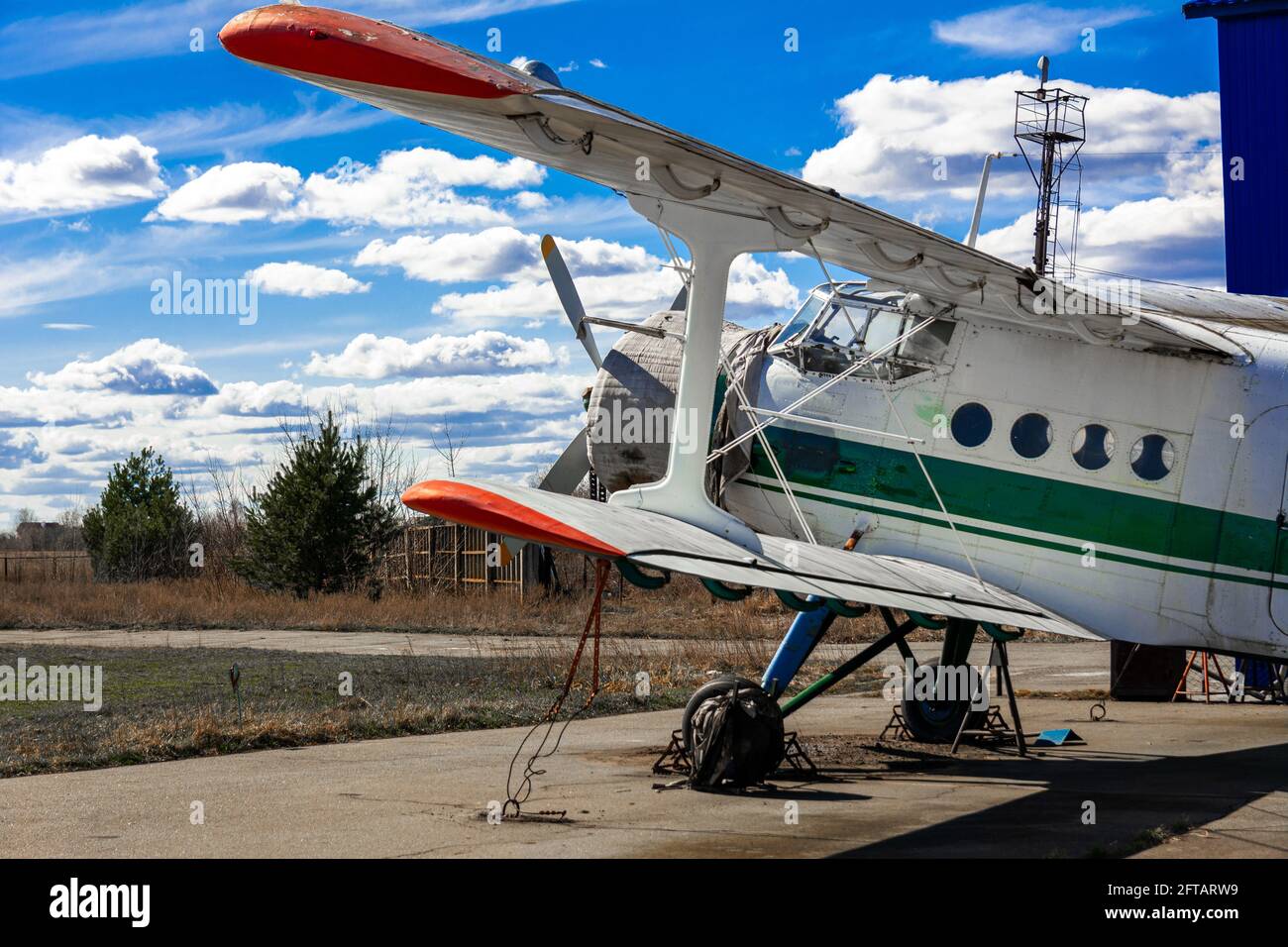 Single engine passenger plane hi-res stock photography and images - Alamy