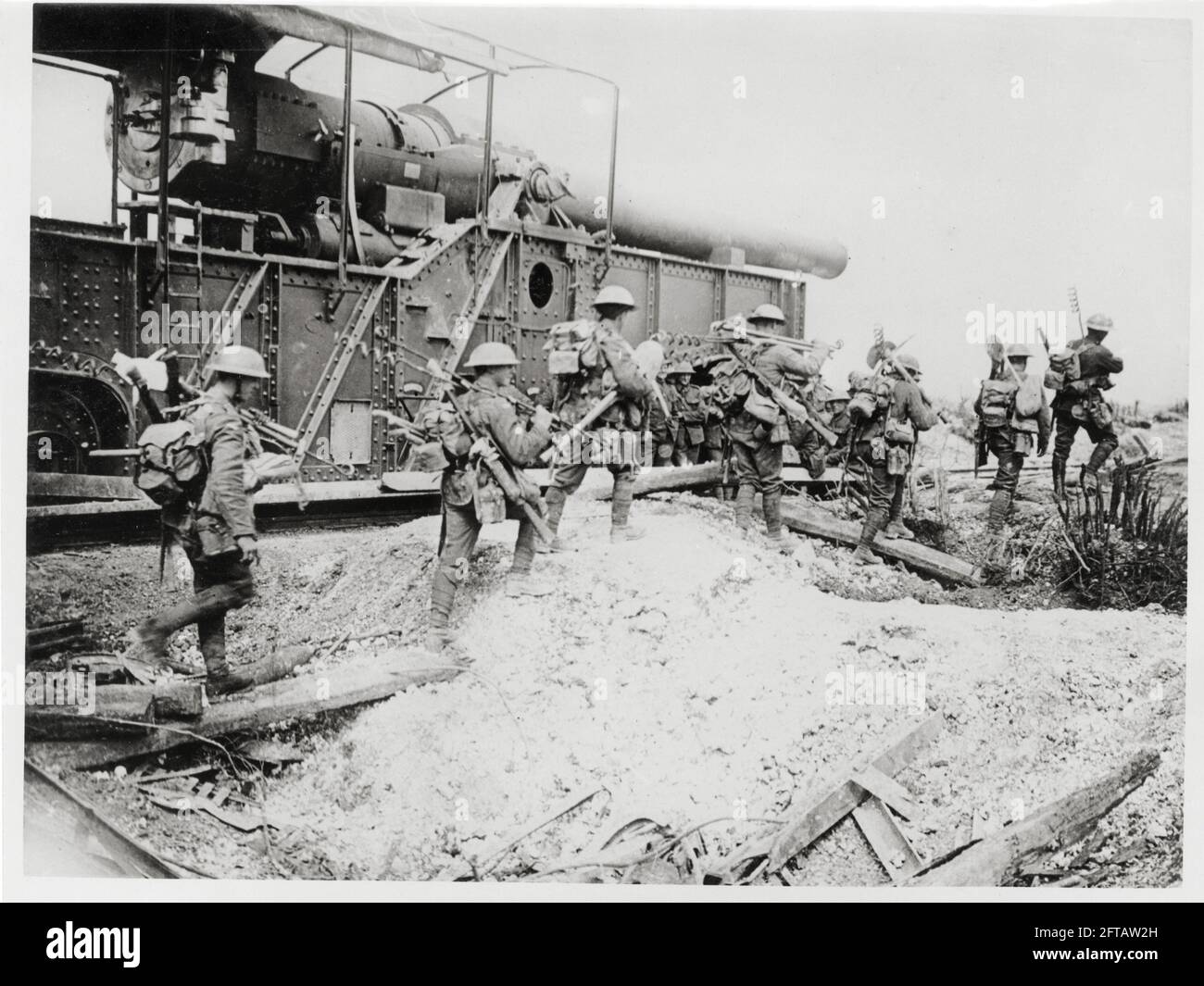 World War One, WWI, Western Front - A wiring party passing a great gun ...