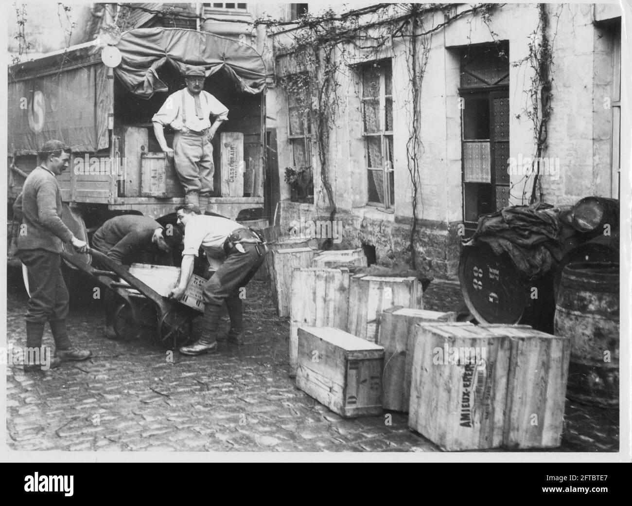 World War One, WWI, Western Front - French soldiers loading wine from ...
