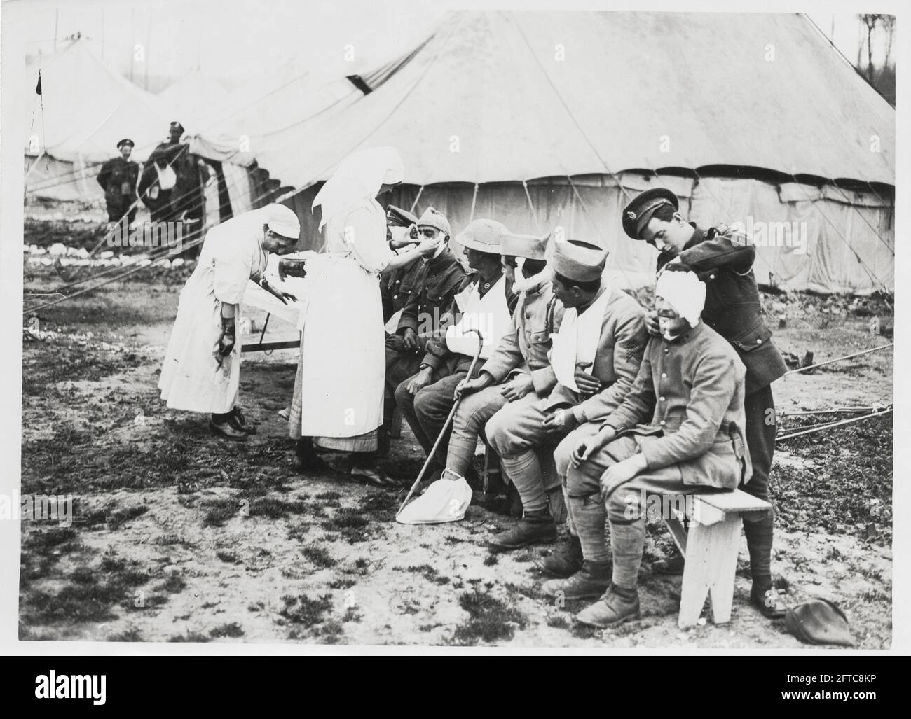 World War One, WWI, Western Front - Wounded British and French soldiers ...