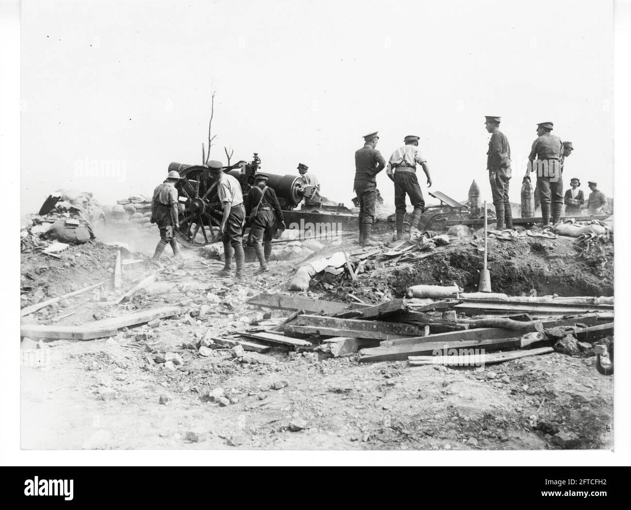World War One, WWI, Western Front - Troops and a heavy howitzer in ...