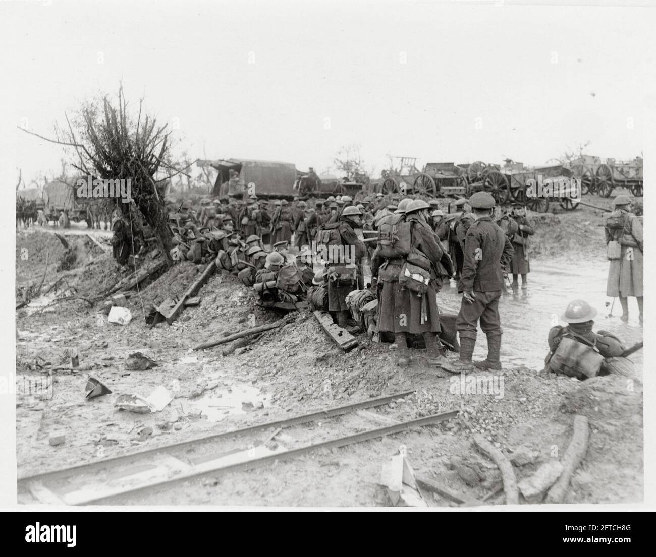 World War One, WWI, Western Front - Troops rest on the roadside Stock ...