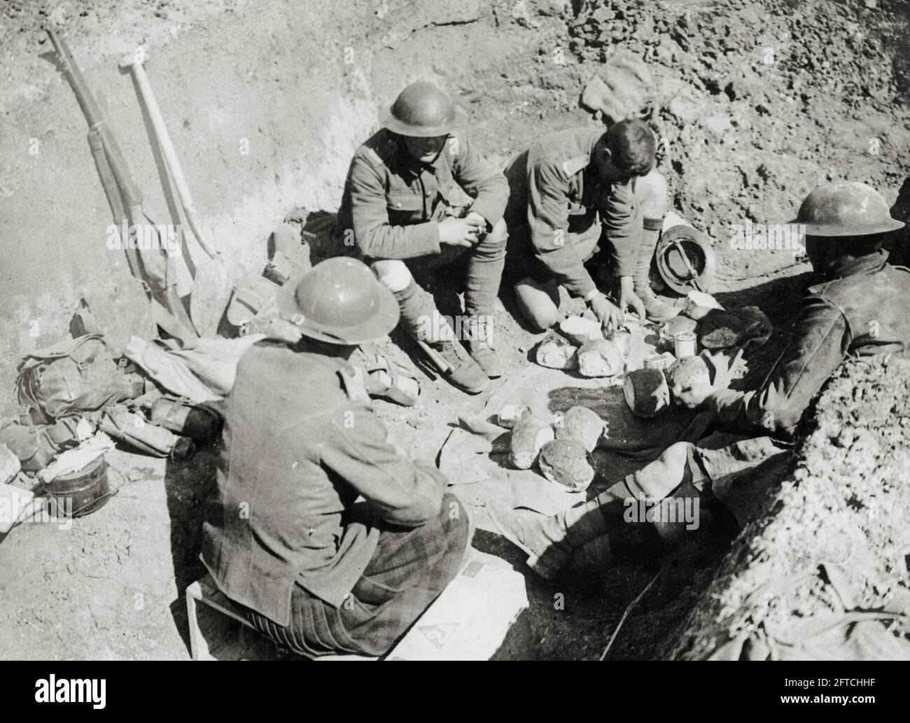 World War One, WWI, Western Front - Gordon Highlanders give out rations ...