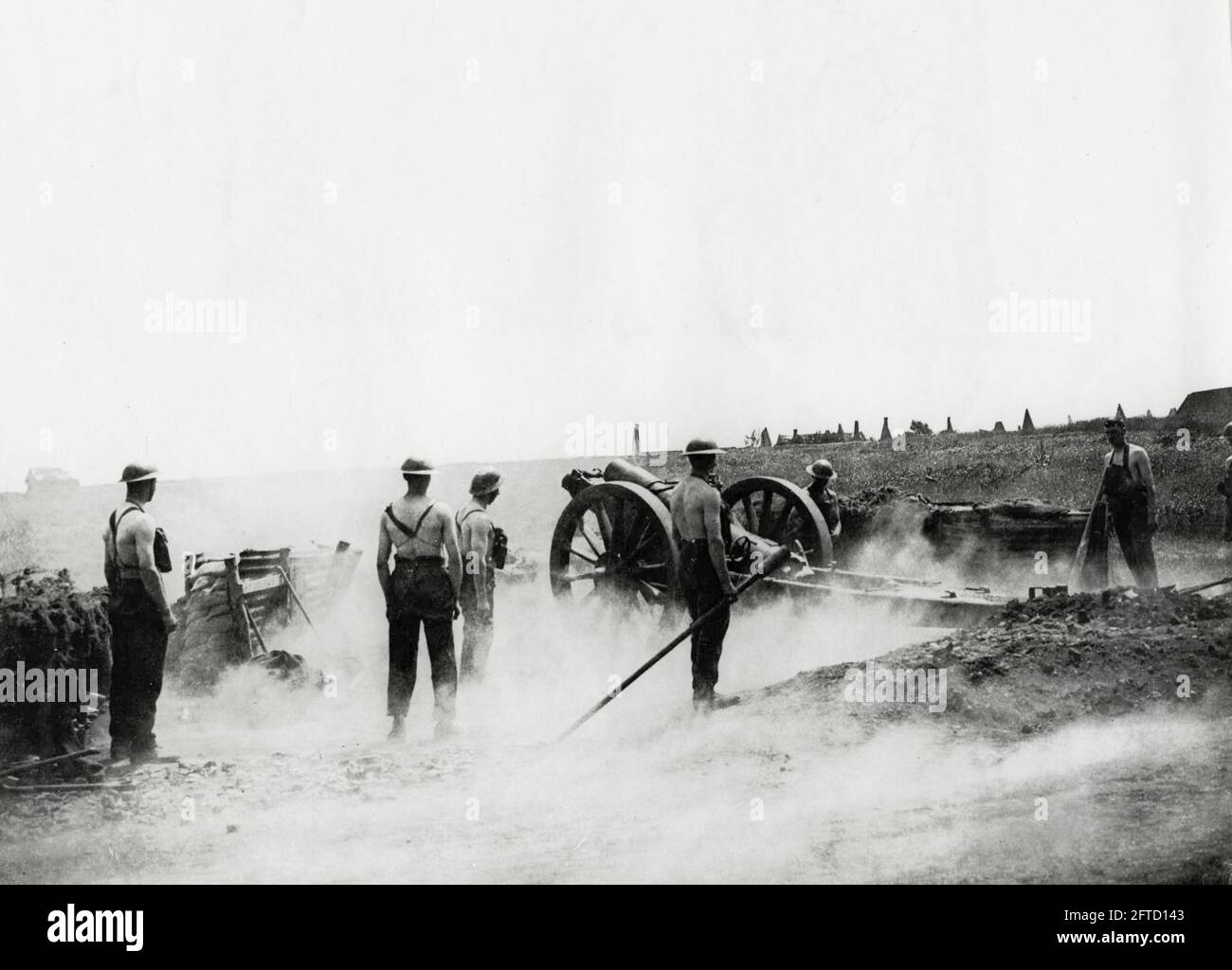 World War One, WWI, Western Front - A six inch howitzer in action in ...