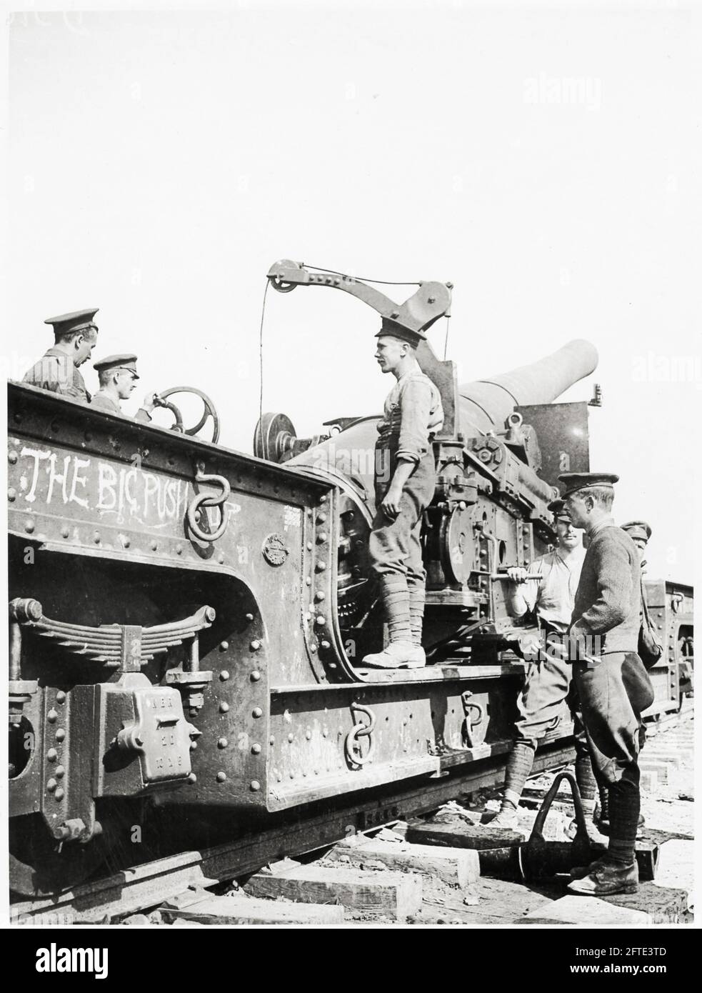 World War One, WWI, Western Front - Men on a big gun 'The Big Push ...