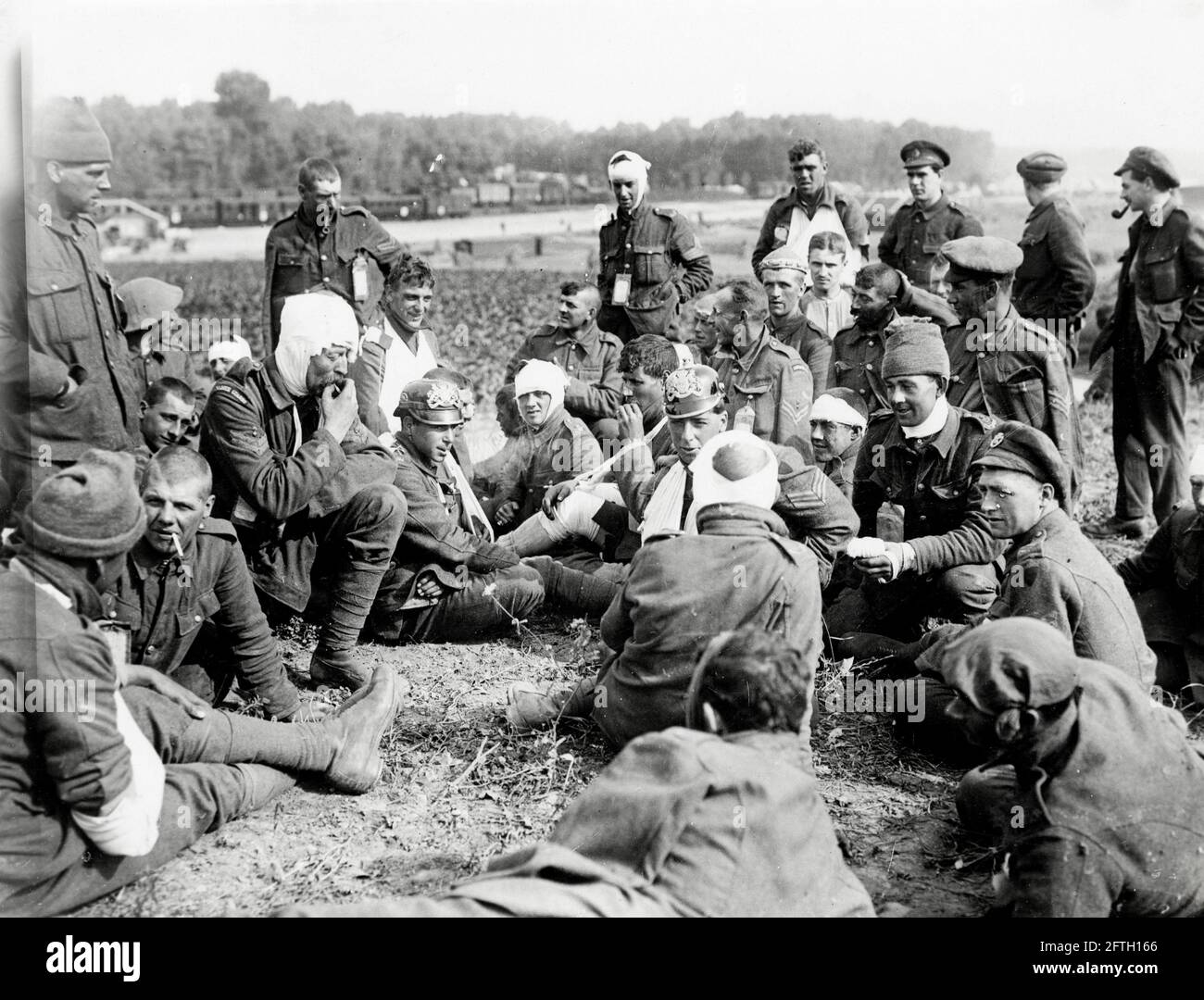 World War One, WWI, Western Front - Wounded soldiers sit and talk to ...