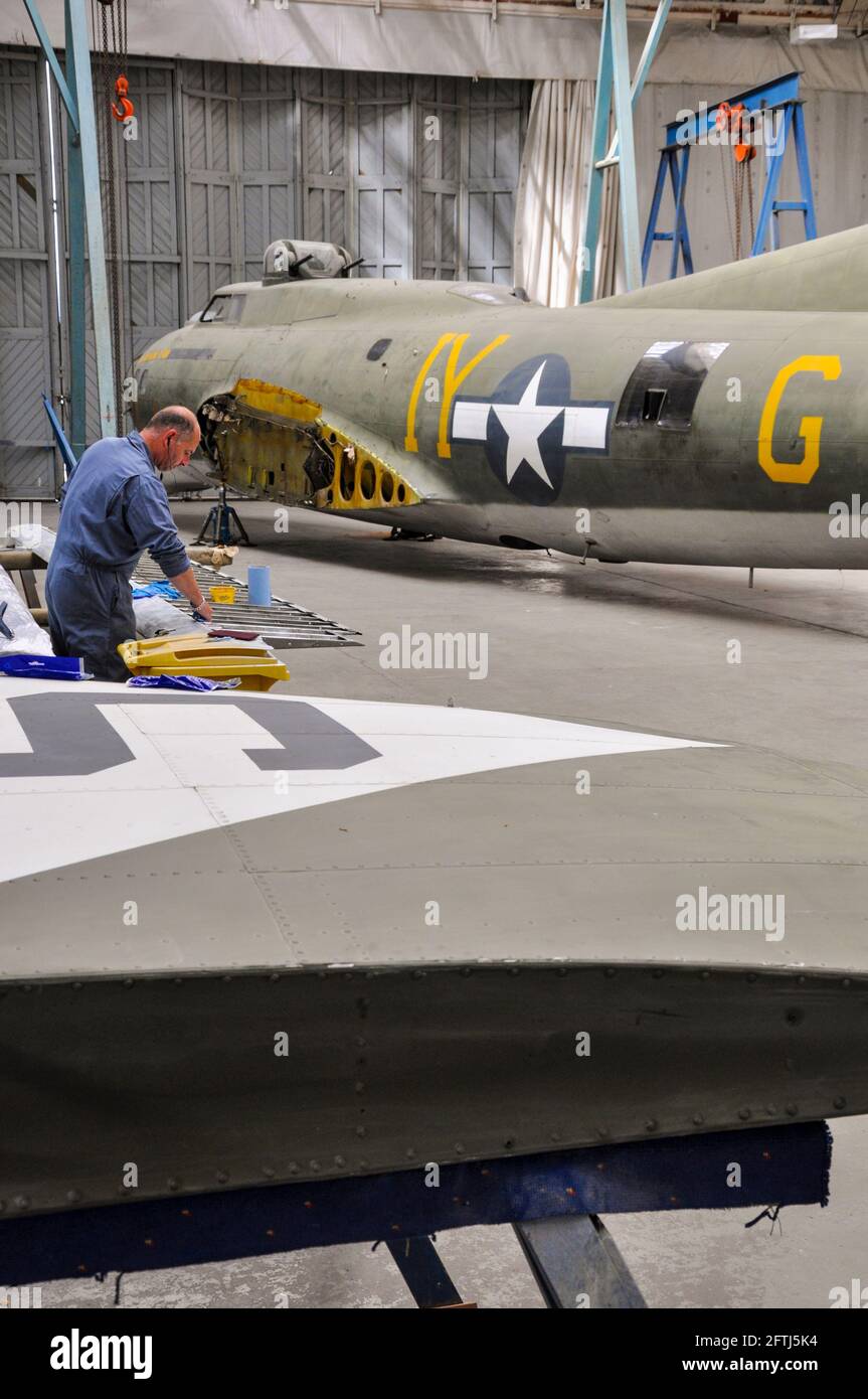 Boeing B-17 Flying Fortress Second World War bomber plane Mary Alice ...